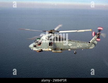 Un hélicoptère SH-2F Sea Sprite de l'Escadron 34 (HSL-34), hélicoptère ...