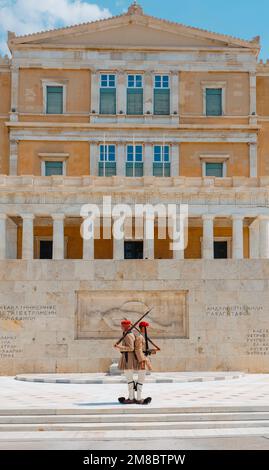 Athènes, Grèce - 30 août 2022: Un touriste est en train de filmer avec ...
