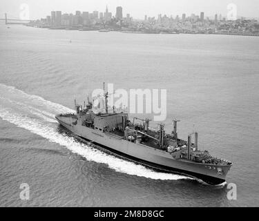 Une vue à tribord du navire de munitions USS FLINT (AE-32) en cours ...