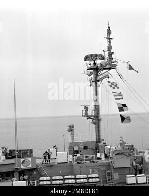 Vue de l'installation de l'antenne sur le mât du navire-citerne USS ...