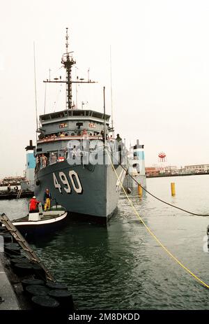 Le CHEF USS du Minesweeper de l'océan (MSO-490) est attaché au-dessus ...
