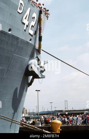 L'équipage du destroyer tendre USS ACADIA (AD-42) porte les rails ...