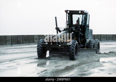 Une niveleuse John Deere de la Division des équipements lourds de l ...