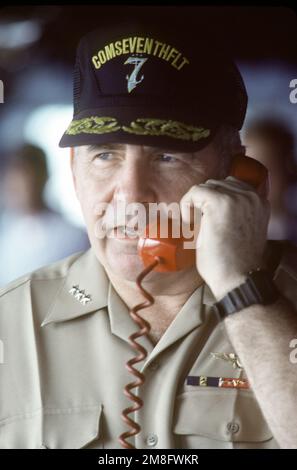 VADM Stanley R. Arthur, commandant, États-Unis Septième flotte, parle ...