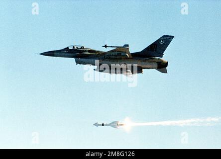 Un missile antinavire AGM-119A Penguin est lancé à partir d'un F-16 Fighting Falcon pendant les ...