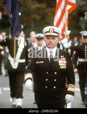 VADM Stanley R. Arthur, commandant, Seventh Fleet, États-Unis Pacific ...