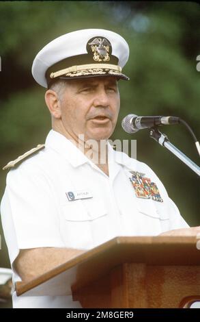 VADM Stanley R. Arthur, commandant de la septième flotte, dirige une ...