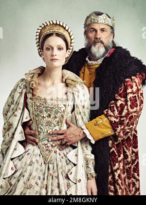 Portrait médiéval du roi et de la reine, isolé sur fond de studio pour ...