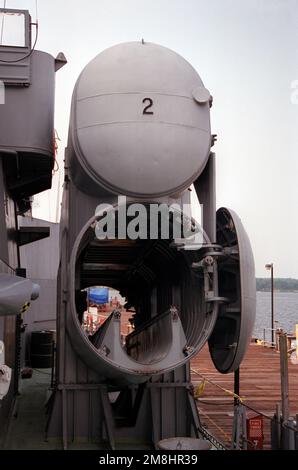 Un SS-N-2c Styx SSM P-15 est déchargé du tube de missile no 4 à bord du ...