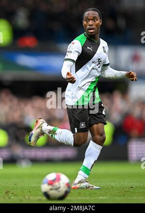 Jay Matete, milieu de terrain de Plymouth Argyle (28) pendant le match ...