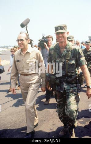 Le secrétaire à la Défense William Perry et Brig. GÉN. Jack Nix ...