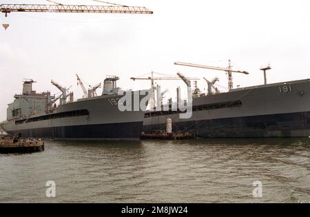 Une vue à tribord du navire de munitions USS FLINT (AE-32) en cours ...