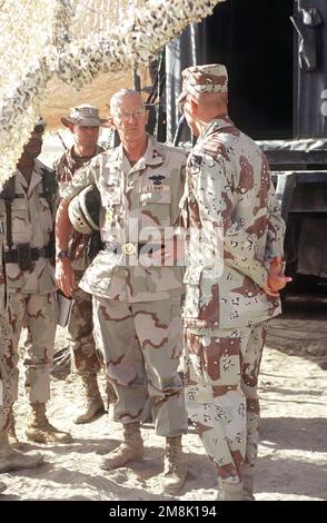 MAJ. GÉN. Taylor parle avec un soldat à la liberté de la zone d ...
