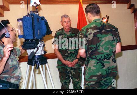 GÉN. Dennis J. Reimer, CHEF D'ÉTAT-MAJOR de l'armée américaine et GEN ...