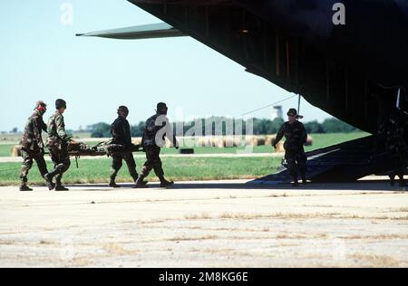Personnel médical de l'ASTS 433rd, Kelly AFB, Texas et de l'ASTS 302nd ...