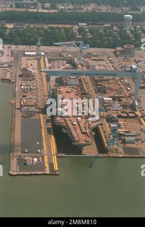 Vue aérienne du quai no 12 de Newport News Shipbuilding & Drydock ...