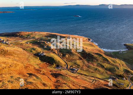 Magnifique coucher de soleil sur la péninsule de Muckross Head à ...