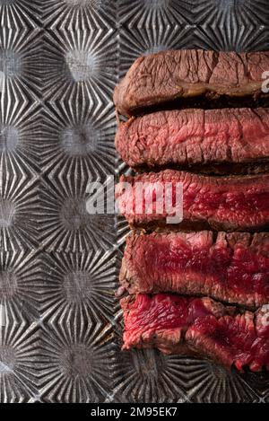 Différents degrés de rôtissage de steak. Steak avec du sang, steak rôti ...