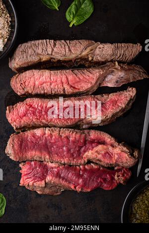 Différents degrés de rôtissage de steak. Steak avec du sang, steak rôti ...