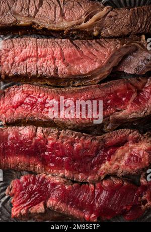 Différents degrés de rôtissage de steak. Steak avec du sang, steak rôti ...