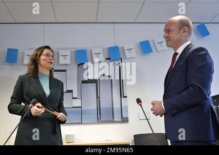 LA HAYE - Mirjam Bikker et Gert-Jan Segers lors d'une réunion de parti ...