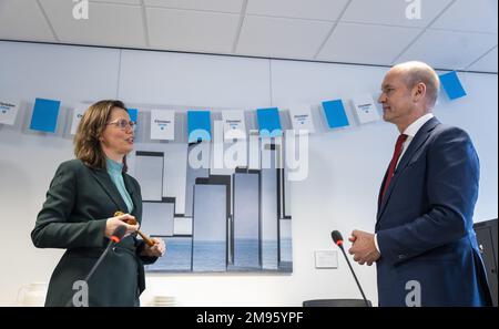 LA HAYE - Mirjam Bikker et Gert-Jan Segers lors d'une réunion de parti ...