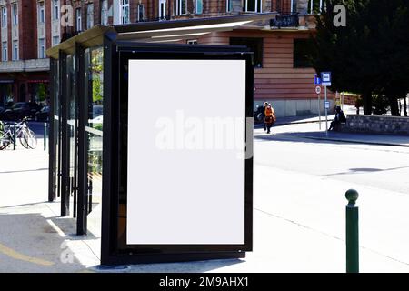abri de bus avec panneau publicitaire de visionneuse. arrière-plan de ...