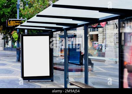 abri de bus avec panneau publicitaire de visionneuse. arrière-plan de ...