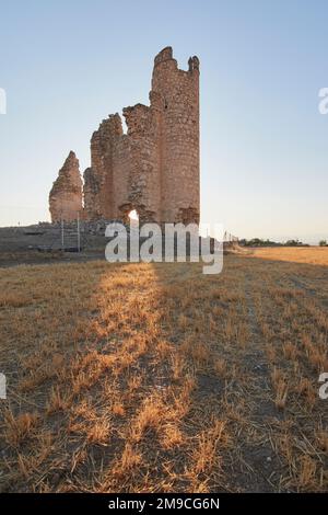 Château de Caudilla en ruines dans un champ avec des rayons du soleil ...