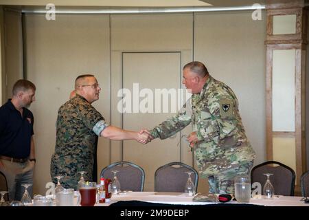 ÉTATS-UNIS Le colonel de la Marine Karl R. Arbogast, au centre ...