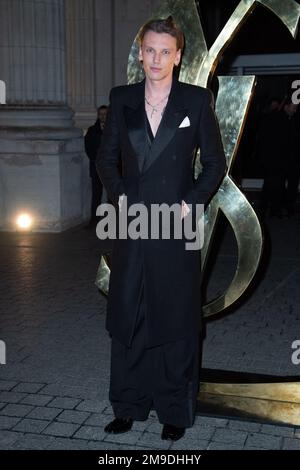 Jamie Campbell Bower participe au salon de vêtements pour hommes de ...