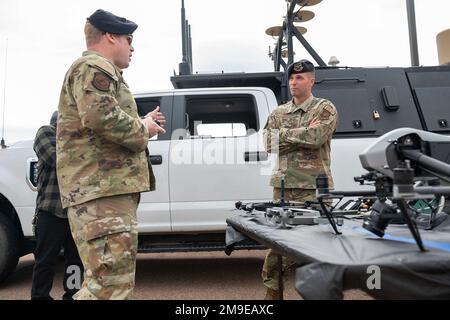 Le colonel Steven Bauman, commandant du groupe des forces de sécurité ...