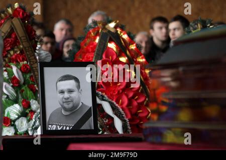 DNIPRO, UKRAINE - 17 JANVIER 2023 - Un prêtre balance un censeur le ...