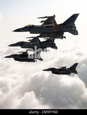Vue aérienne d'une formation de quatre navires en cale d'avion F-16C ...