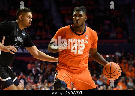 Illinois' Dain Dainja (42) works the ball inside during the first half ...