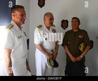 TUNIS, Tunisie (24 mai 2022) M. Robert P. Burke, commandant, États-Unis ...