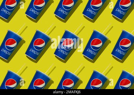 Verre en papier bleu avec Pepsi. Boisson gazeuse à emporter dans un ...