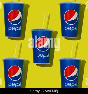 Verre en papier bleu avec Pepsi. Boisson gazeuse à emporter dans un ...