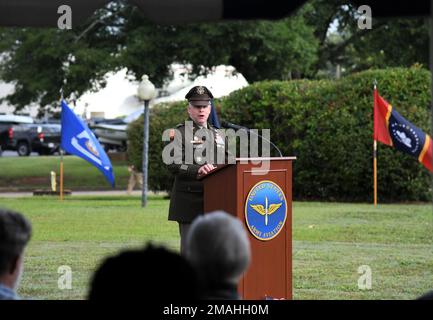 Le général de division David J. Francis, commandant du Centre d ...