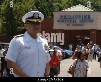 RADM Alan Reyes, commandant adjoint, Naval Supply Systems Command, fait ...