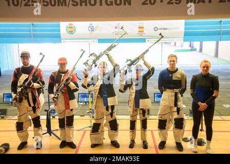 Les sergents Sagen Maddalena et Ivan Roe (au centre), qui sont tous ...