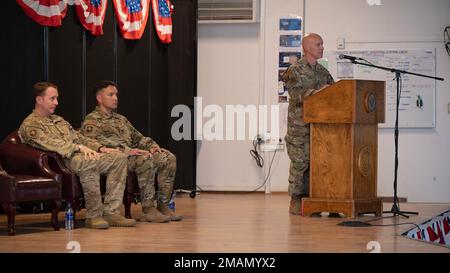 ÉTATS-UNIS Le colonel de la Force aérienne, Calvin Powell, à gauche ...