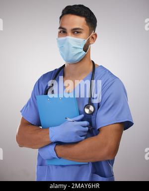 Beau jeune homme portant uniforme infirmière chirurgien sur fond isolé ...