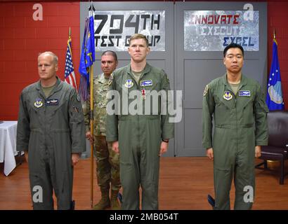 Le colonel Darren Wees, à gauche, commandant du groupe d’essais 704th ...