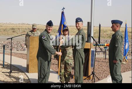 Le colonel Darren Wees, à gauche, commandant du groupe d’essais 704th ...