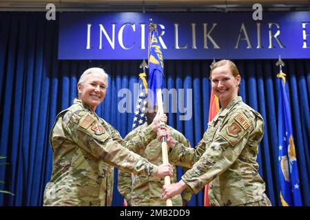 Un groupe de militaires de la Section du personnel du corps des signaux ...