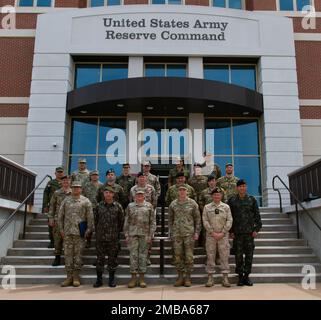 Major général Gregory J. Mosser, commandant adjoint, États-Unis Le ...