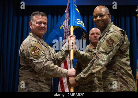 Le colonel Christopher Robinson, commandant entrant du Groupe de ...