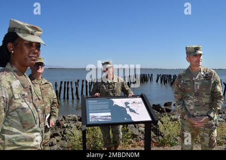 Le commandant de l'USACE, LTG Scott Spellmon, écoute le CDR d ...
