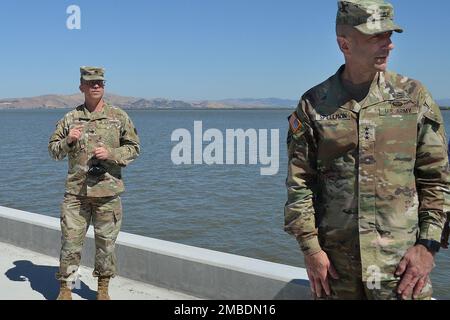 Le commandant de l'USACE, LTG Scott Spellmon, écoute le CDR d ...